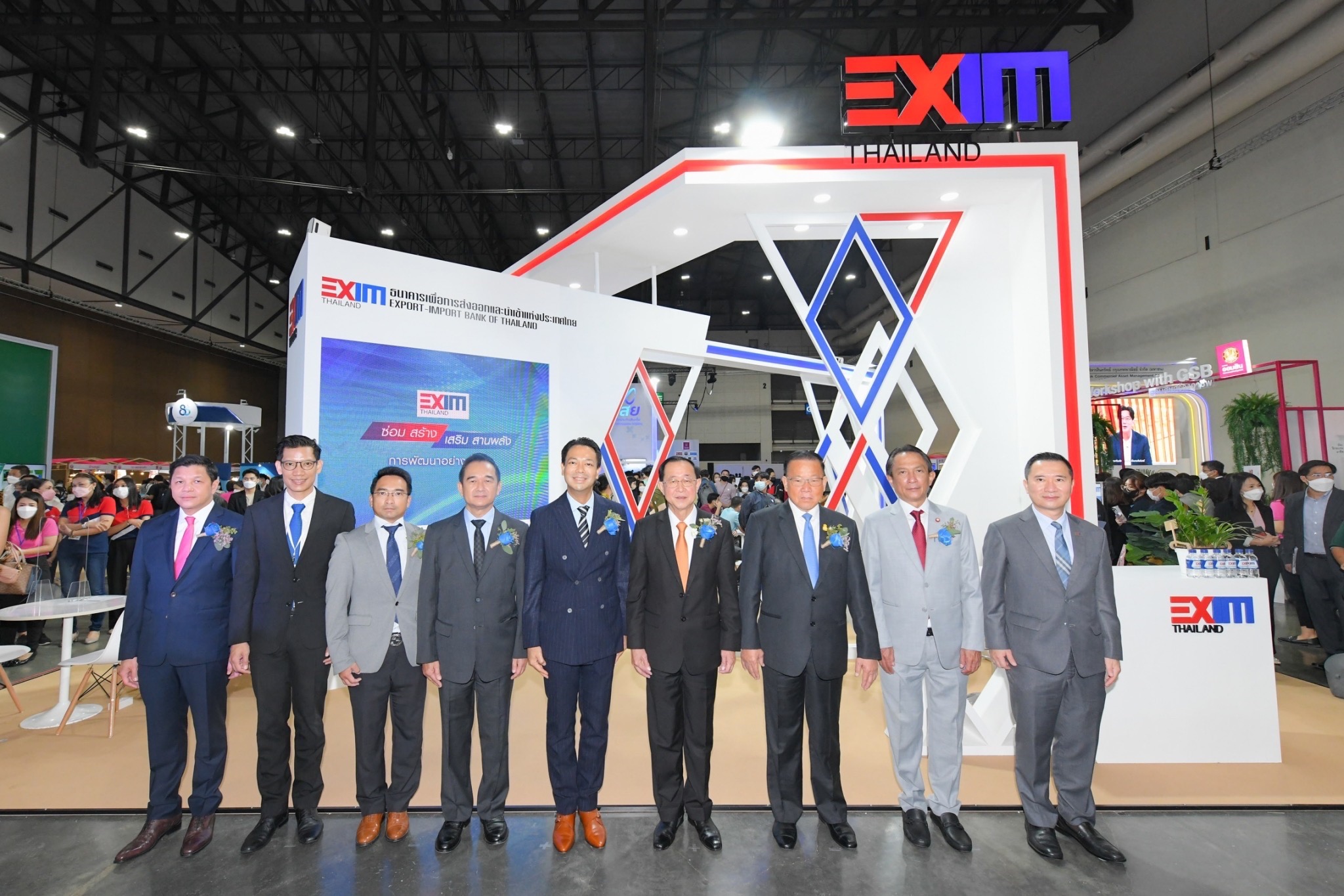 รัฐมนตรีว่าการกระทรวงการคลังเยี่ยมชมบูท EXIM BANK ในงานมหกรรมร่วมใจแก้ ...